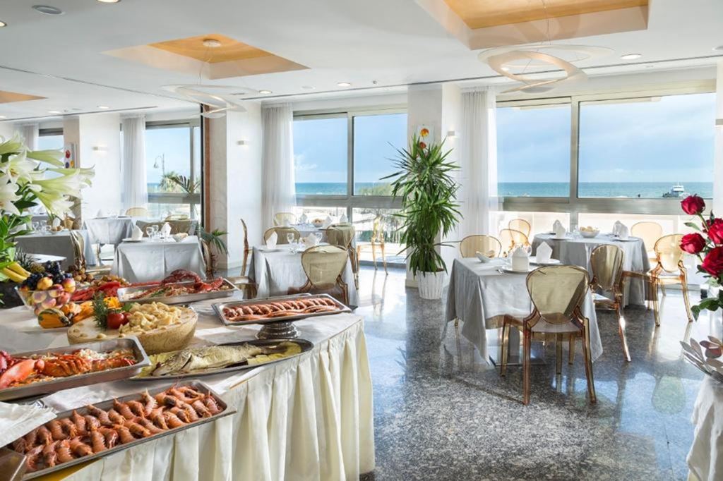 Hotel Terminal Palace, Itálie Rimini - 16 711 Kč (̶1̶8̶ ̶9̶9̶0̶ Kč) Invia